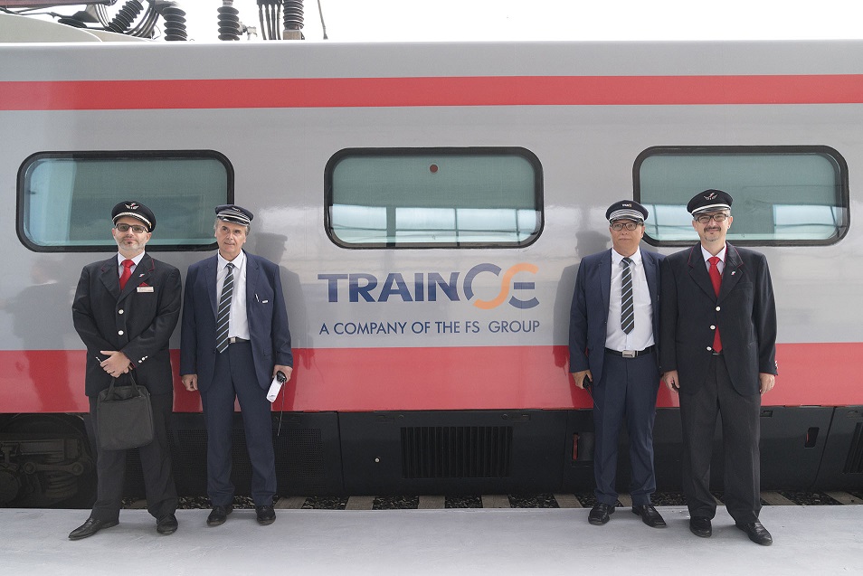 To «Ασημένιο Βέλος», το νέο τραίνο της ΤΡΑΙΝΟΣΕ, στην Ελλάδα – Athens ...