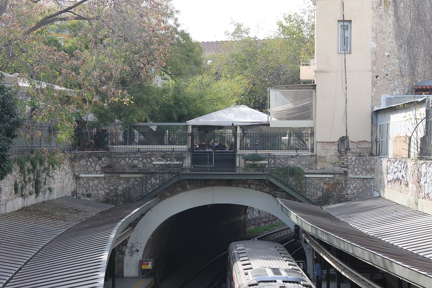 Τραπεζοκαθίσματα μπροστά στην έξοδο κινδύνου του σταθμού Μοναστηράκι ...
