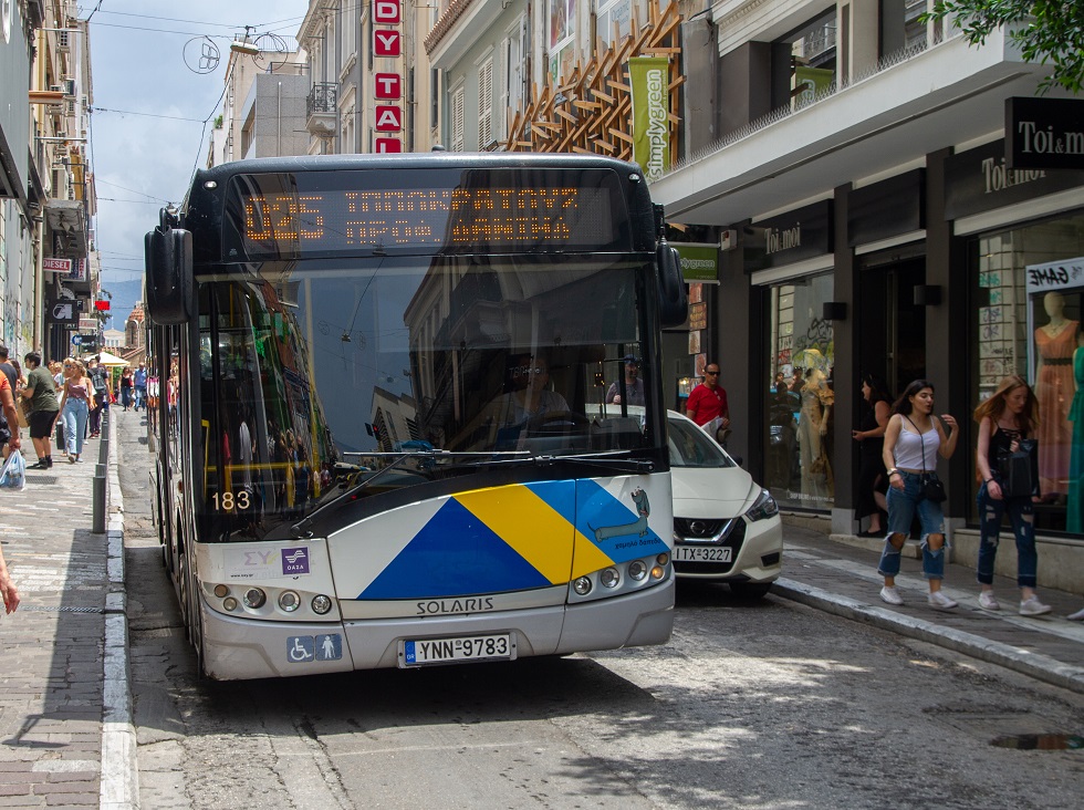 Σε διαθεσιμότητα ο οδηγός λεωφορείου που «έλυνε σταυρόλεξο» ενώ ...