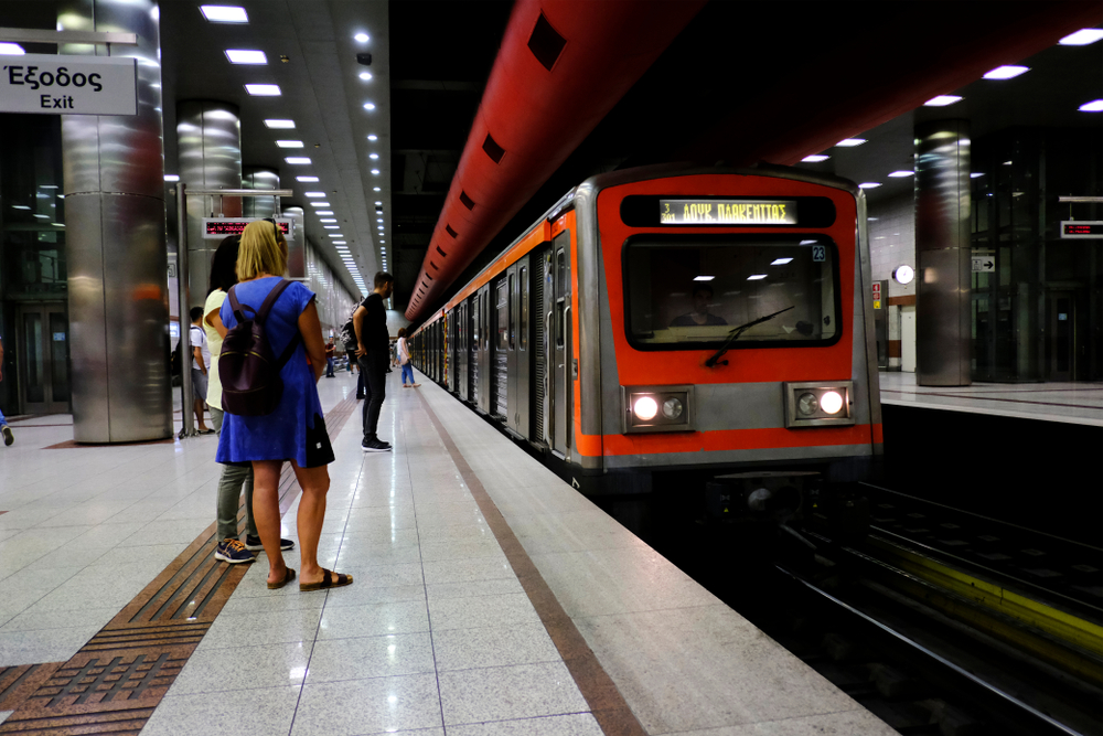 Ζέστη, συνωστισμός και αραιά δρομολόγια: Μπορεί να αποφευχθεί η ...