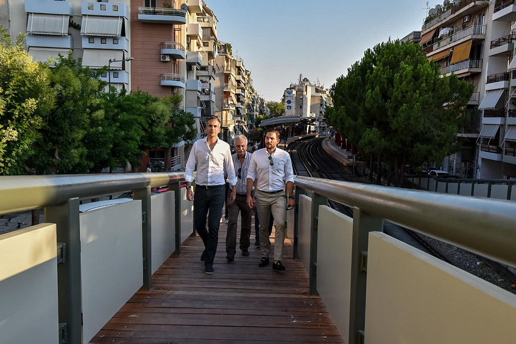 Μετά από 10 χρόνια, άνοιξε ξανά η πεζογέφυρα στον Άγιο Νικόλαο | Athens ...