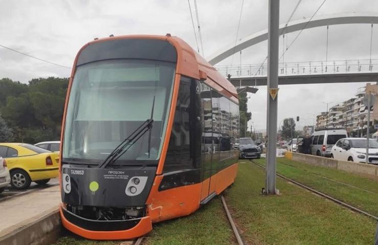 Εκτροχιασμός συρμού του Τραμ μετά από σύγκρουση με Ι.Χ. | Athens Transport