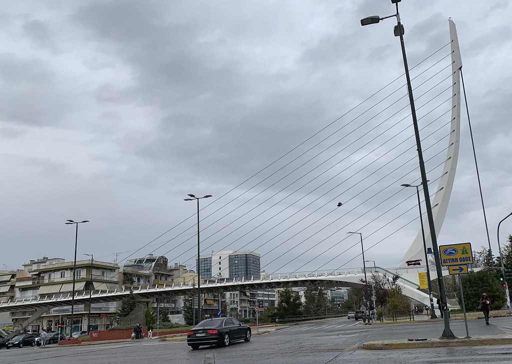 «Ασφαλής» αλλά με εμφανή προβλήματα η πεζογέφυρα Καλατράβα της λεωφόρου ...