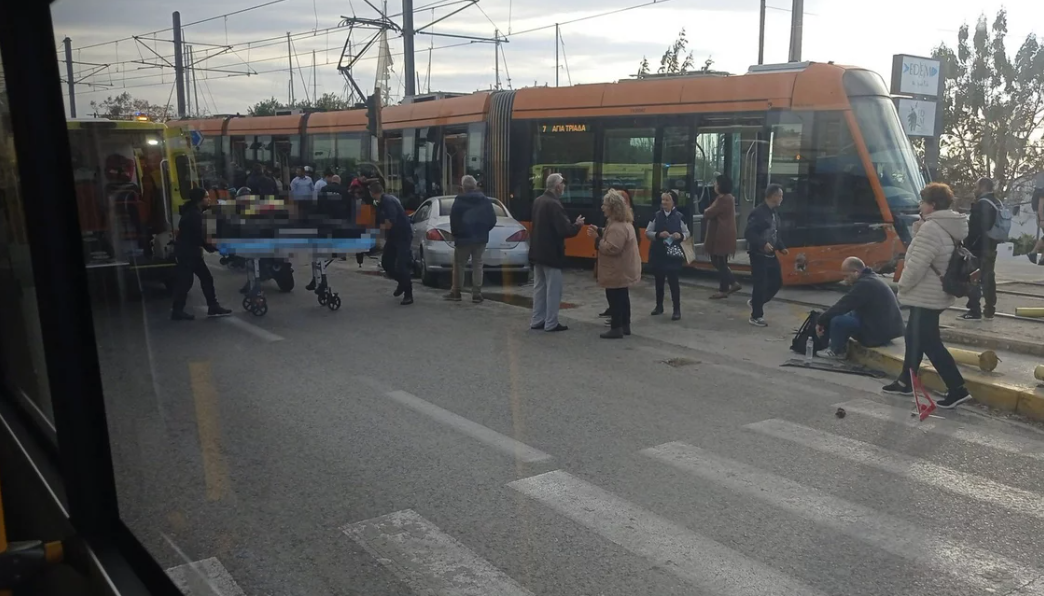 Σύγκρουση Ι.Χ. με συρμό Τραμ στο Παλαιό Φάληρο- Μία νεκρή ...