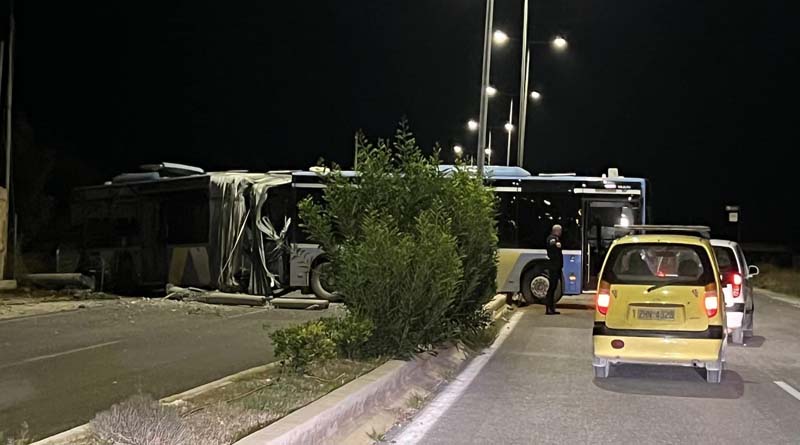 Αρθρωτό λεωφορείο καβάλησε το διάζωμα στην λεωφόρο Αρτέμιδος | Athens ...