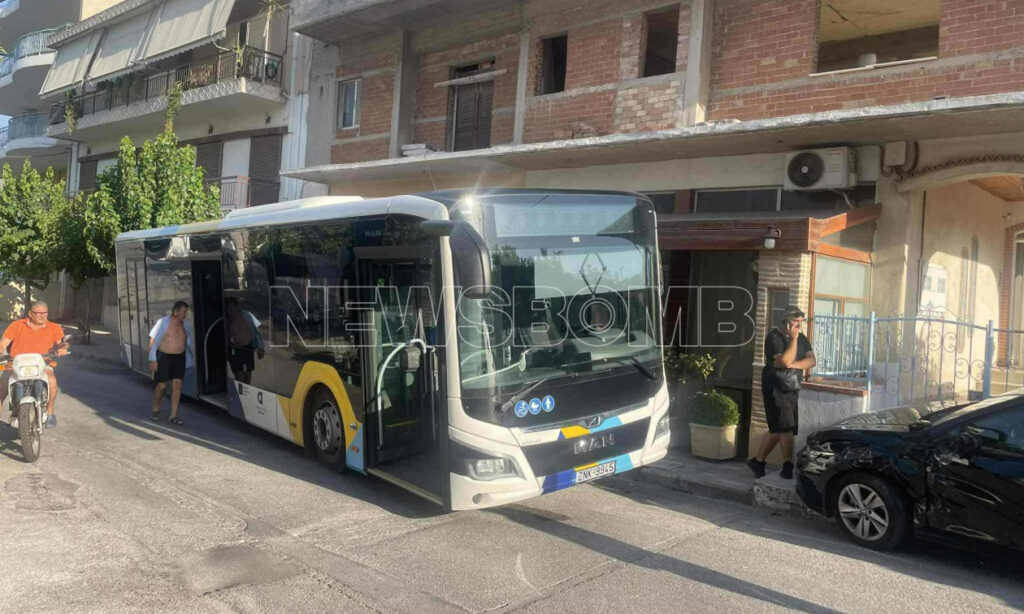 Αστικό λεωφορείο κατέληξε σε ψητοπωλείο στο Μενίδι - 4 νέα λεωφορεία με ...